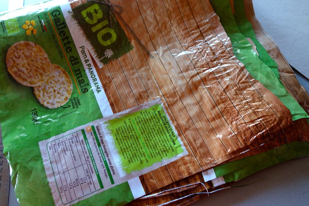 2018. Food packaging turned into garlands - Katell Gélébart